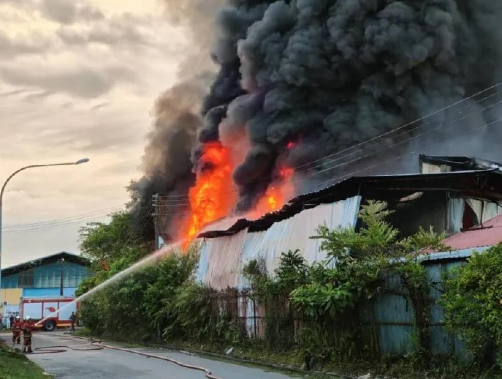 Kebakaran Besar Gudang Minda Hua – Api Marak Awal Pagi... - United ...