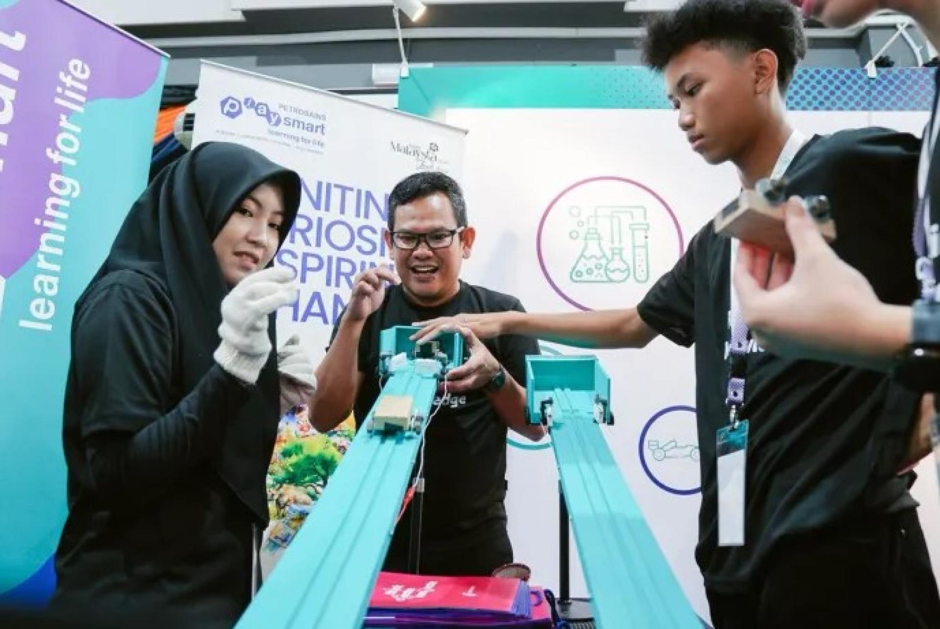 200 Kuching students get hands-on STEM experience through PETRONAS TVET ...